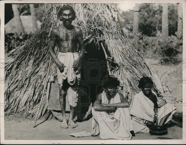 1933 Press Photo An outcast family in their home in Madras Presidency ...