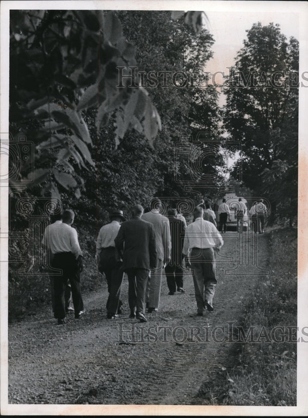 1958 Press Photo Boy Scouts Executive Council walks as bus breaks down ...