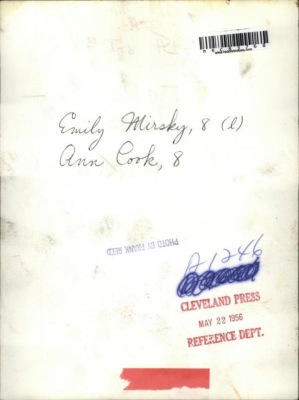 1956 Press Photo Emily Mirsky and Ann Cook Looking at Art - Historic Images