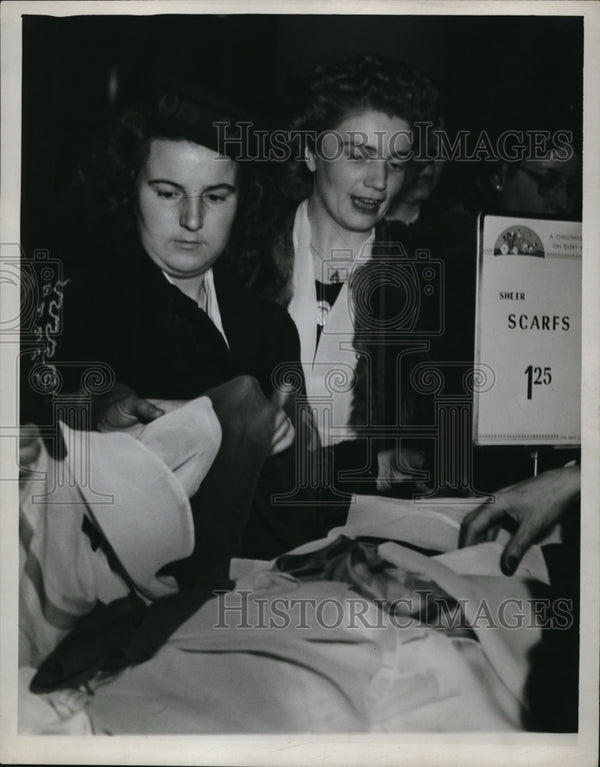 1945 Press Photo Christmas shoppers Pat Baker & June Evans look at ...