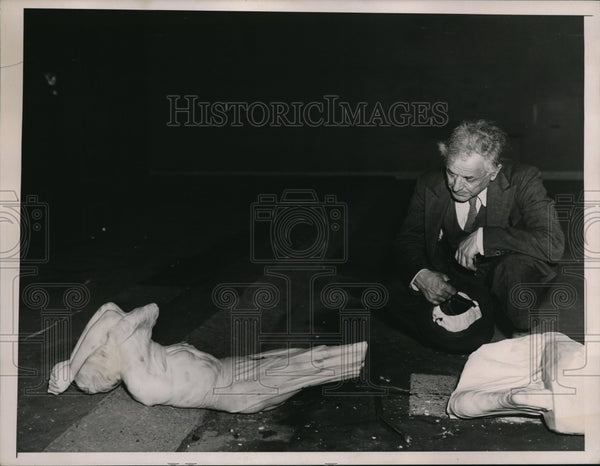 1936 Press Photo Mr. Bernardo Moulder looking at the broken sculpture ...