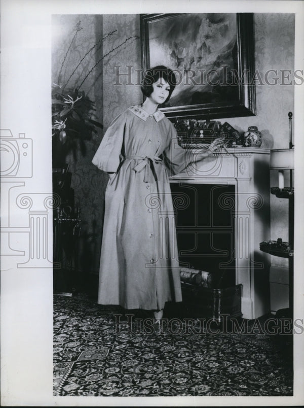 1959 Press Photo Women Wearing A Robe - Historic Images