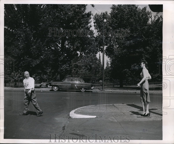 1954 Press Photo Man Looks Back at Talking Manikin Named Una in ...