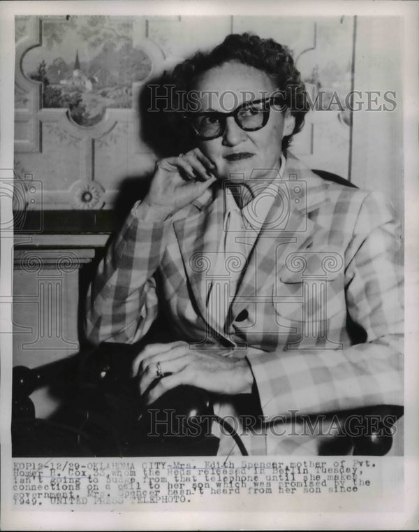 1954 Press Photo Mrs Edith Spencer, mother of Pvt Homer Cox wait for ...