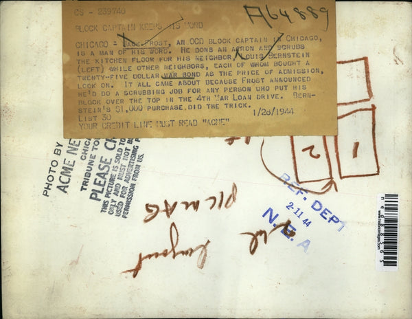 1944 Press Photo Jack Frost,an OCD Block Captain, with his neighbors ...