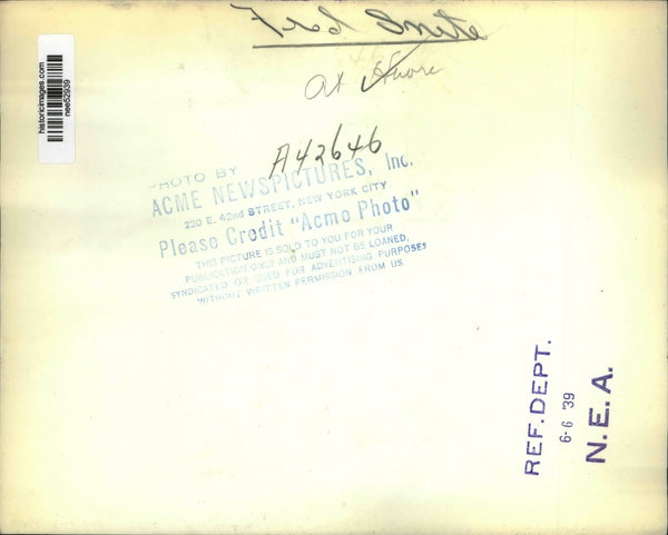 1939 Press Photo Frederick Snite inside a Negative Pressure Ventilator ...