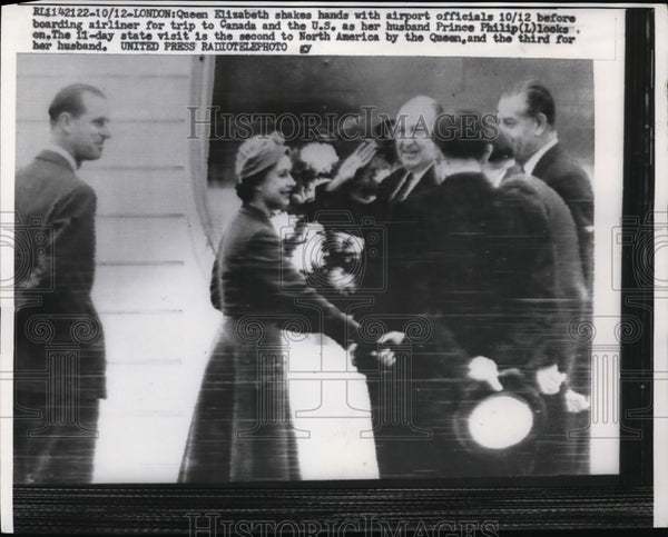 1957 Press Photo Queen Elizabeth II Shaking Hands at London Airport ...