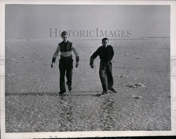 1953 Press Photo Kees Roos & Jaap Springer Arrive on Skates at ...