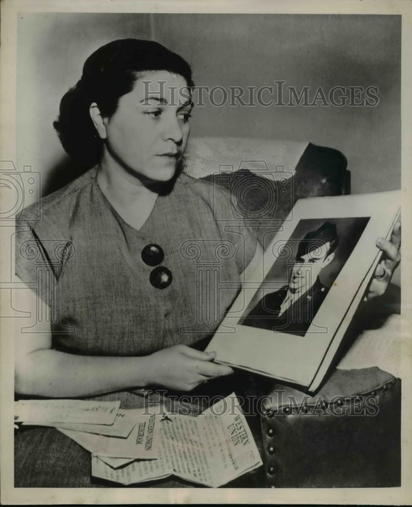 1951 Press Photo Jean West Holding Photo of son Private William O. Boyd ...