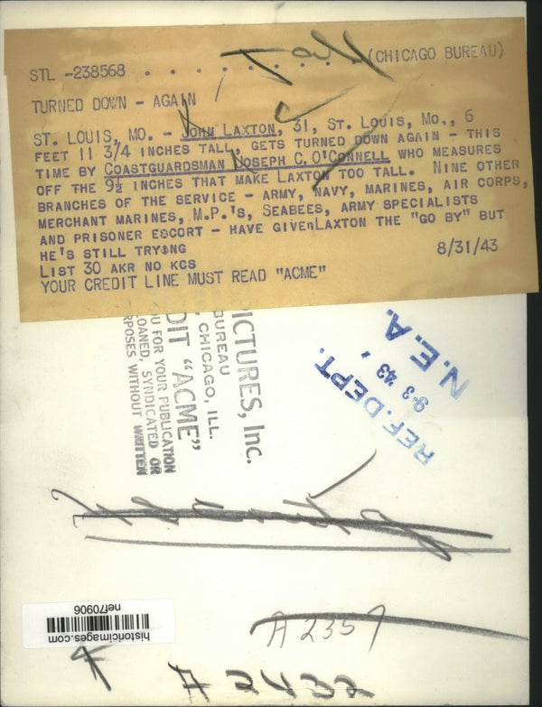 1943 Press Photo John Laxton looks up to Coast guardsman Joseph O ...