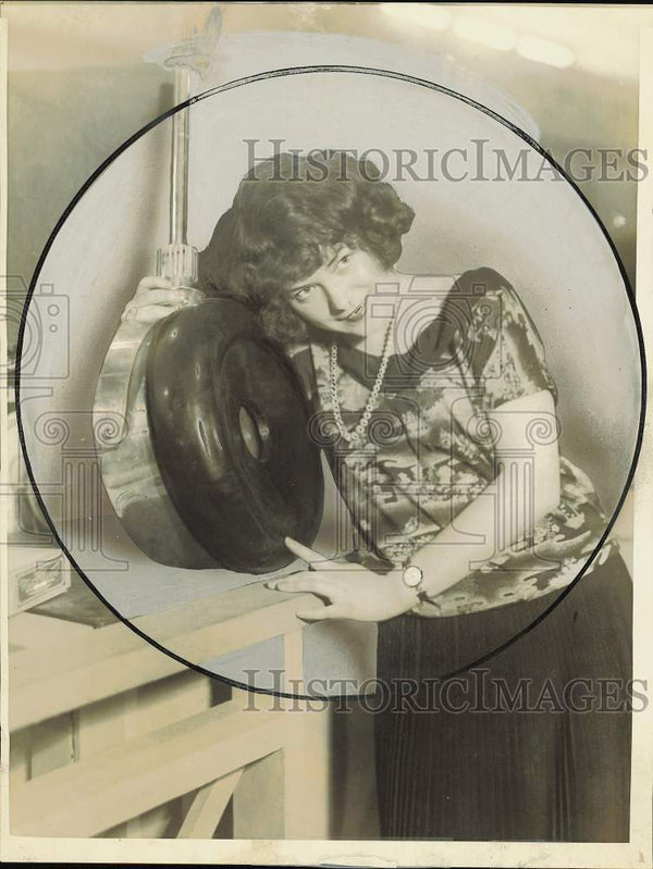 1923 Press Photo Agnes Leonard with giant radio phone at Grand Central ...