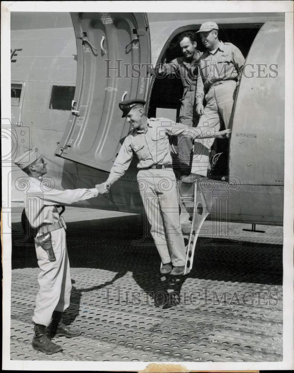 1950 Press Photo US Engineer at Pusan airfield greets C-47 plane crew ...