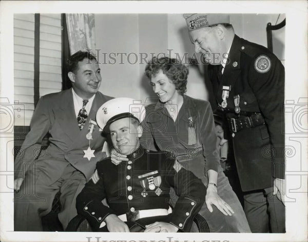 1943 Press Photo Blind Marine Sgt. Albert Schmidt honored at New York ...