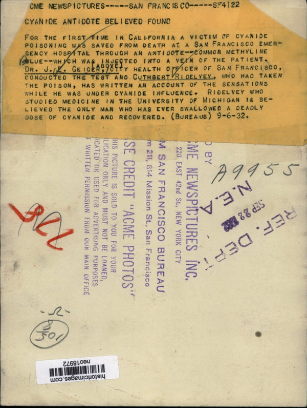 1932 Press Photo Dr. J.E. Gregory Testing Cyanide Antidote on Cuthbert ...