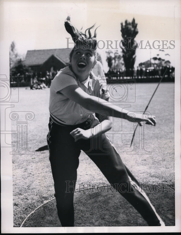 1956 Press Photo Melbourne discus thrower Pamela Kurrell training ...