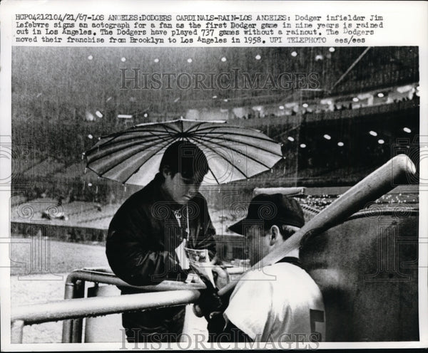 1967 Press Photo LA Calif Dodger Jim Lefebvre & autograph for fan ...