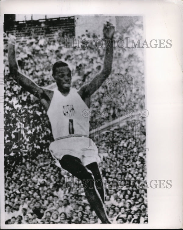 1961 Press Photo Ralph Boston leaps to new world mark in broad jump ...