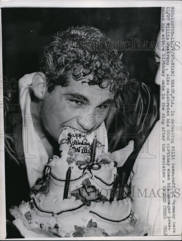 1957 Press Photo Willie Pastrano celebrates win over Willi Besmanoff ...
