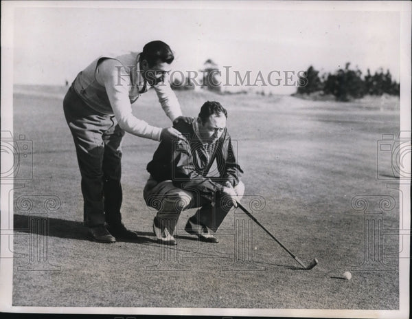 1937 Press Photo Tony Manero advises Mike Turnesalon on delicate putt ...