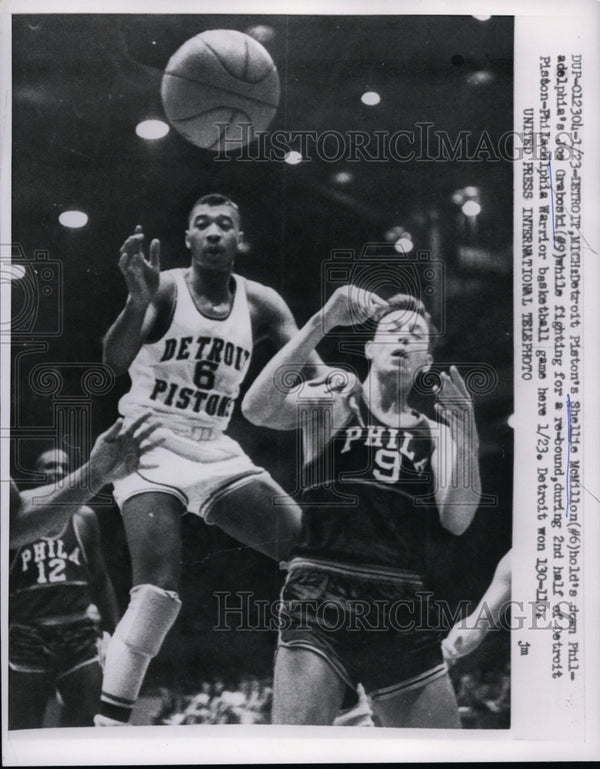 1960 Press Photo Pistons Shellie McMillon vs Warriors Joe Grabowski in ...