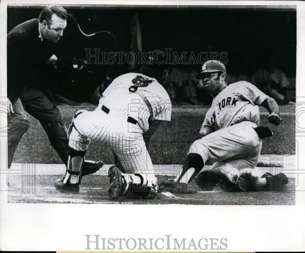 1970 Press Photo Yankee catcher Horace Clarke vs Twins Paul Ratliff at ...