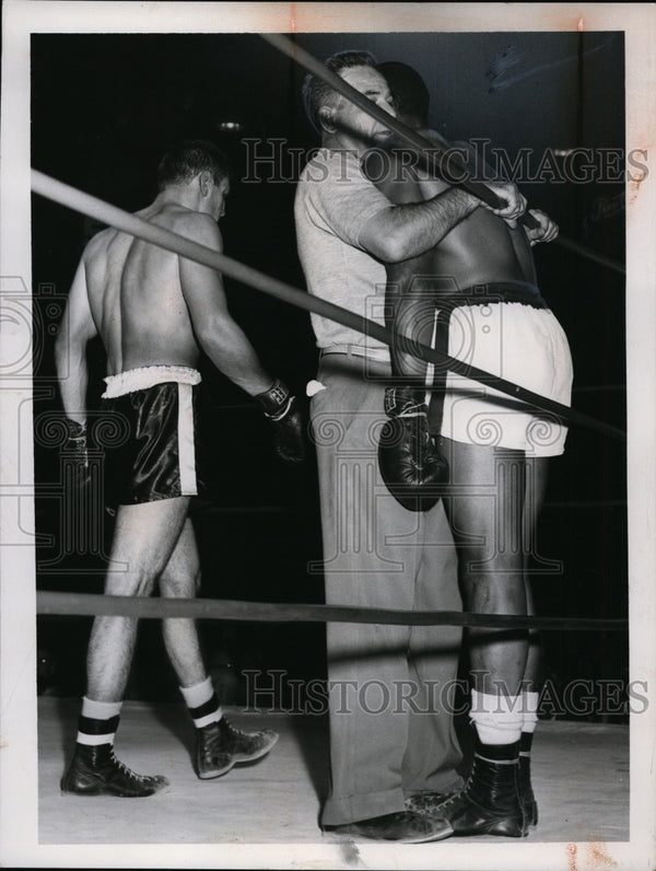 1955 Press Photo Pedro Gonzalez vs Rocky Castellani as referee stops ...