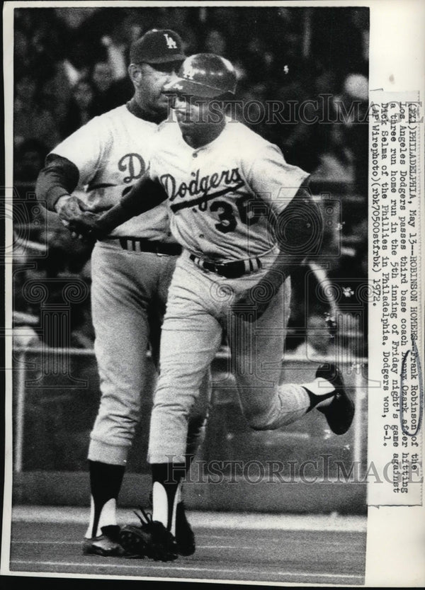 1972 Press Photo Dodgers Frank Robinson & coach Danny Ozark at game vs ...