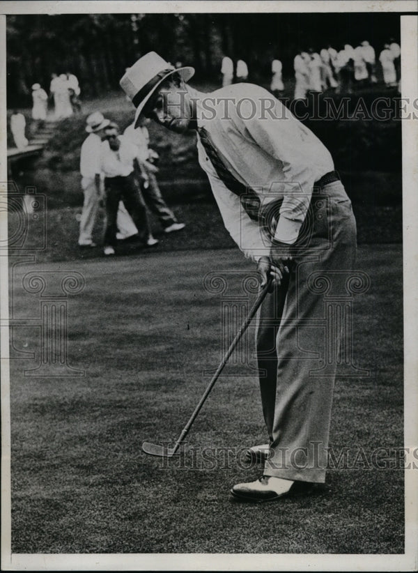 1934 Press Photo Denny Shute sinking putt on 18th green, PGA tourney in ...