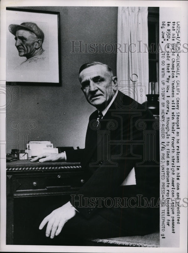 1952 Press Photo Yankees manager Casey Stengel at home in Glendale CA ...