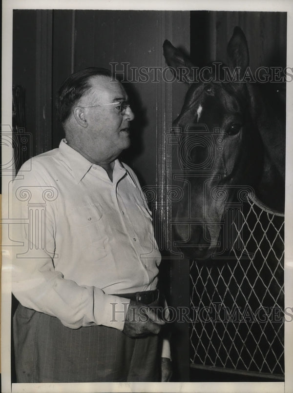1947 Press Photo Trainer Jim Healy with Complex in a stall at Hialeah ...
