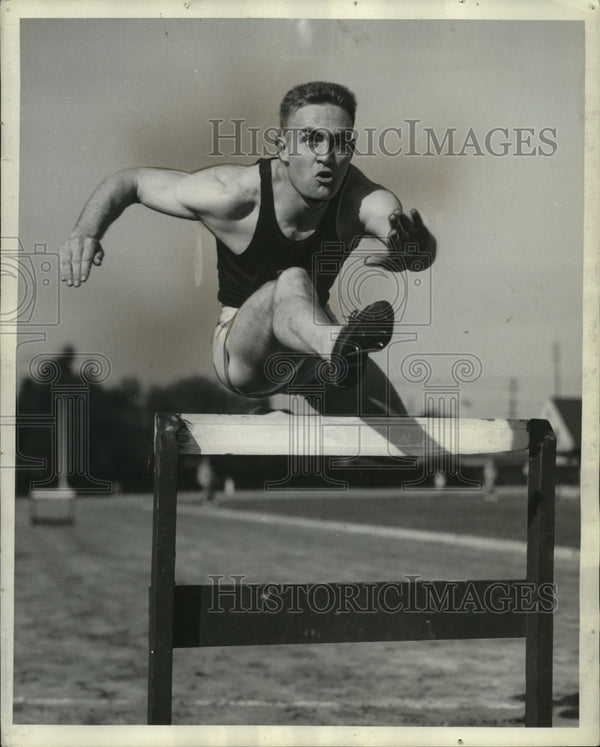 1937 Press Photo High hurdler Roy Staley of University of Southern ...