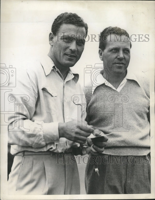 1943 Press Photo Golfers Bud Ward and Johnny Dawson before competing in ...