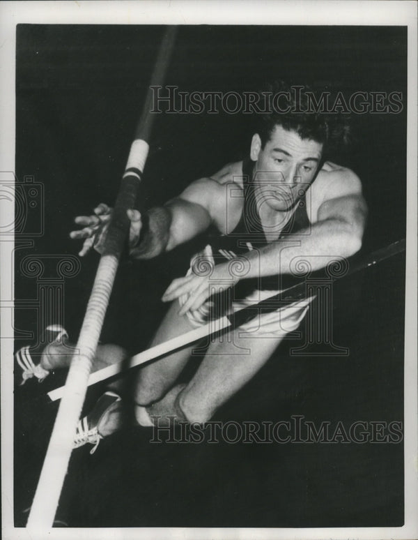 1957 Press Photo Villanova College sophomore pole vaulter Don Bragg ...