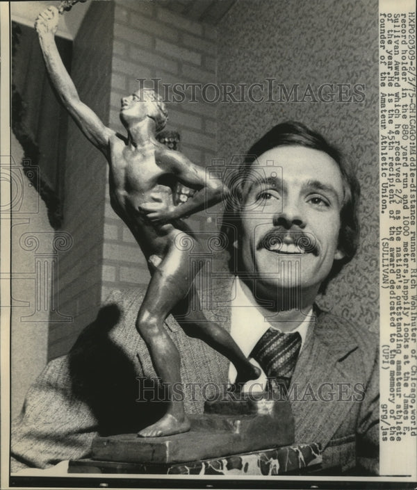 1975 Press Photo distance runner Rich Wohlhuter gets James Sullivan ...