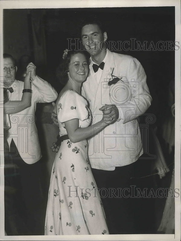 1937 Press Photo Tommy Goodwin golfer dances with Lebrun Rhinelander in ...