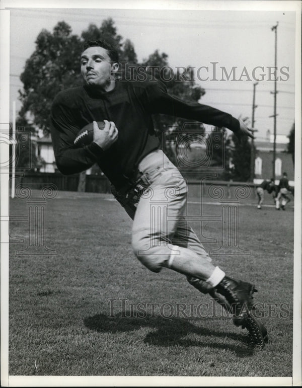 1941 Press Photo Quarterback Mickey Anderson on the practice field ...