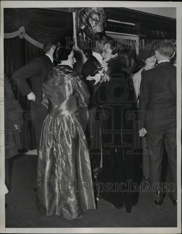 1935 Press Photo Mrs. Gilbert Miller and Mrs. Charles Shipman Payson at ...