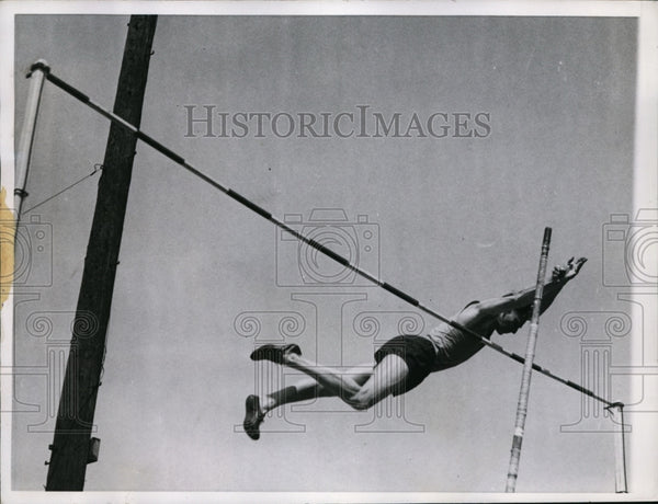 1944 Press Photo Cornelius Warmerdam set new pole vault record at Drake ...