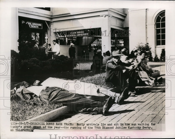 1949 Press Photo Early arrivals relax at Churchill Downs before ...