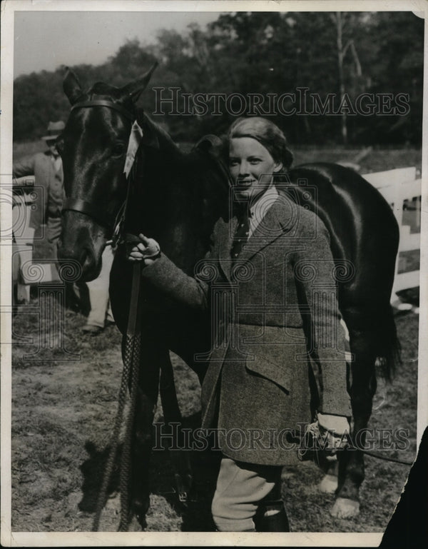 1932 Press Photo Alice DuPont & her horse Seabright at NY horse show ...