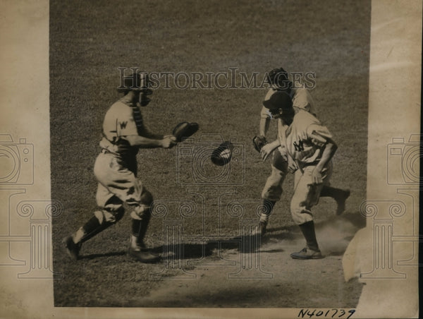 1937 Press Photo Yankees' Jake Powell swings at Senators' Joe Kuhel ...