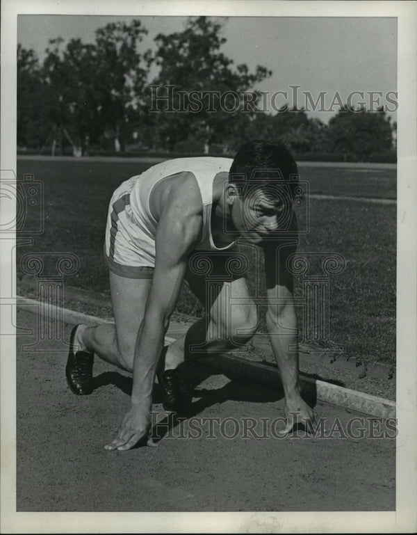 1939 Press Photo Clyde Jeffrey at a track meet ready in starting ...