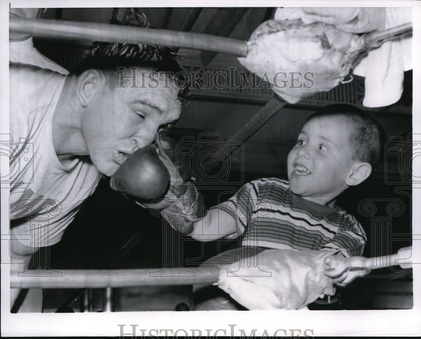 1962 Press Photo Boxer Gene Fullmer & son DeLaun at training for Dick ...