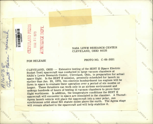 1970 Press Photo Cleveland Ohio SERT II spacecraft test in vacuum ...