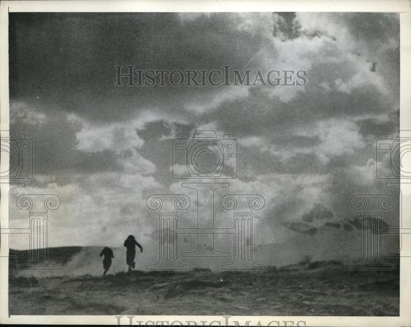 1943 Press Photo British Sappers Run Through Smoke of Enemy Shells in ...
