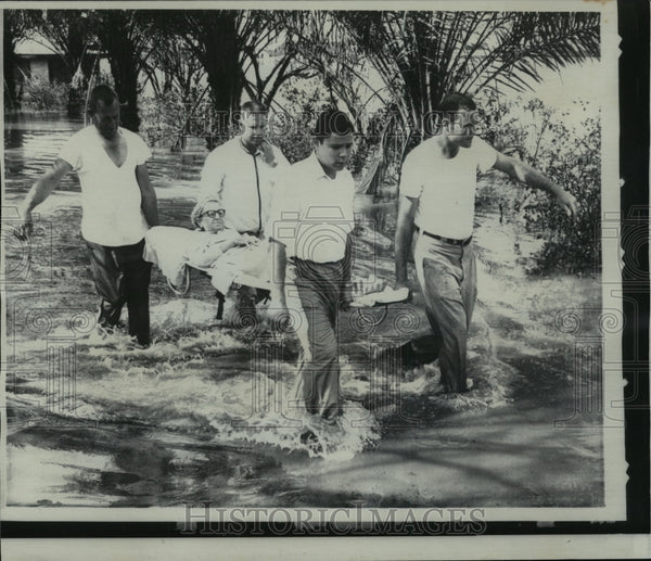 1967 Press Photo Hurricane Beulah- Elderly resident of Harlingen TX ...