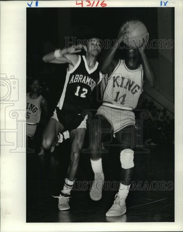 1984 Press Photo Abramson's Errol Flint guards Clarence Miller of King ...