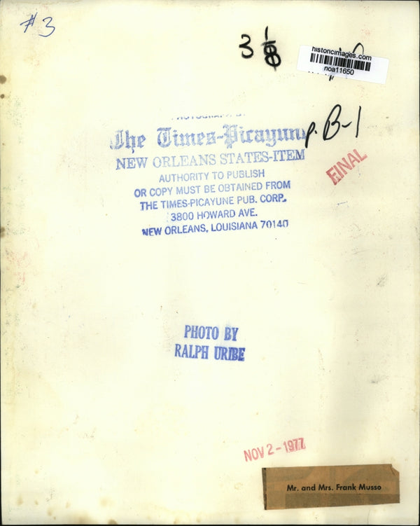 1977 Press Photo Mr. and Mrs. Frank Musso place flowers at grave site ...