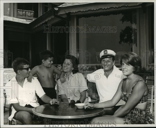 1963 Press Photo Mr. and Mrs. Bernard Aronson Vacationing with Children ...