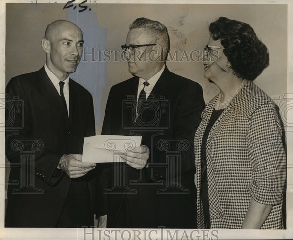 1966 Press Photo Max Barnett Jr. and Others - Historic Images